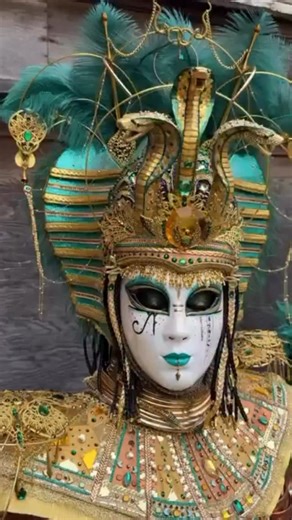 The Venice Carnival will enchant us once again this year! 😍 Among breathtaking masks and timeless costumes, the Arsenal will turn into a dreamlike setting, where tradition and magic come together 🔥 🎥 This REEL is a throwback to last year, a preview of the unique atmosphere you’ll soon be able to experience live. ⬇️ QUESTION FOR YOU ⬇️ Which Carnival moment are you most excited about? 🎭 Masks 🎉 Parades 🚤 Water shows Tell us in the comments! ⬇️💬 📌 Tag a friend you’d love to experience this