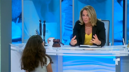 887K views · 10K reactions | Caso completo: "Niña online" Después de tres años, Carolina se reencontró con su hija y su esposo Luis, pero descubrió que la niña vive totalmente encerrada en su habitación, su comunicación es meramente online. Carolina exige el divorcio de Luis y la custodia total de Isabella. | Caso Cerrado - Telemundo | Facebook