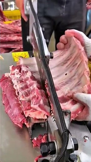 Proses Pemotongan Daging Sapi Dengan Alat canggih #alatmodern #daginghewan #shorts