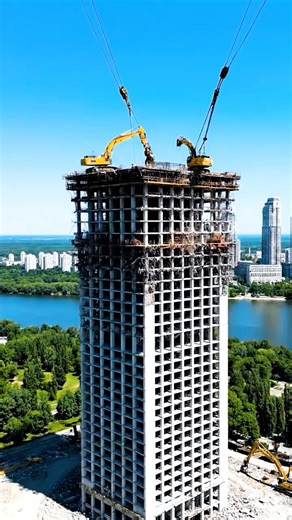 💥🚁Unbelievable Two Helicopters + Giant Excavators Demolish a Skyscraper