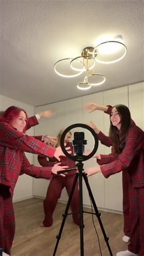 Bronx Sistas on Instagram: "Wie mehrfach von @evolshi.bnxsis gewünscht, heute mal wieder ein behind the scenes aus unserer Pyjama Party 🍾🎅🏻"