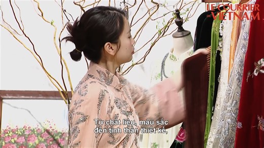 La mode du Têt 2026 dédiée aux sorties printanières met en évidence une évolution marquante de l’áo dài (tunique traditionnelle) - symbole de la beauté vietnamienne - avec un retour affirmé à ses valeurs essentielles : les matières traditionnelles, des récits sur la culture et l’identité de celle qui le porte. | Le Courrier du Vietnam