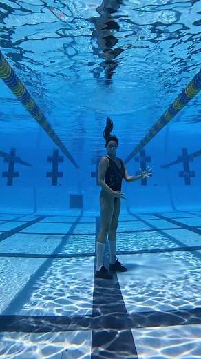 moonwalking UNDERWATER 👞💧🎩 #underwater #moonwalker #moonwalk #michaeljackson #mermaid