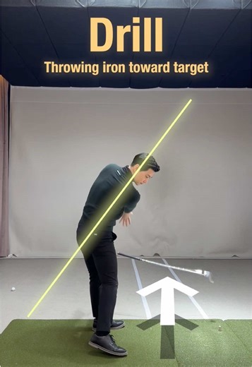 💊 Lesson Summary 💊 골프스윙은 당기는 동작이 아니라 뻗어 주는 동작입니다 클럽을 잡아당기기보다 바닥으로 던져 준다는 느낌으로 스윙을 만들어 보세요 공을 띄우려 애쓰지 말고 클럽의 로프트를 믿고 아래로 내려친다면 컨택과 방향 거리까지 모두 좋아집니다 ⸻ A golf swing is not about pulling it is about extending Let the club feel like it is being thrown toward the ground Stop trying to lift the ball Trust the loft and hit down for better contact direction and distance ⸻ 高尔夫挥杆不是拉杆 而是向前延伸 想象把球杆往地面丢出去 不要刻意把球打高 相信球杆的角度 向下击球 触球 方向 距离都会更好 ⸻ ゴルフスイングは引く動きではなく伸ばす動きです クラブを地面に投げるような感覚で振ってみてください ボールを上げようとせずクラブのロ