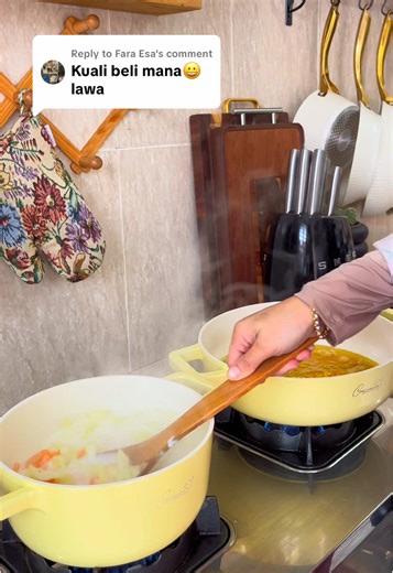 Replying to @Fara Esa Cantikkan set Pearl Yellow Cookware Set dari Cuisineur Set ni bukan sahaja best untuk memasak non-stick ceramic, heats quickly & evenly, lightweight, dan non-toxic tapi yang buat mommy lagi suka, pot ni memang cantik untuk terus dihidangkan di meja. Datang dalam 2 saiz (26cm 3.5L   20cm 2.5L), sesuai untuk lauk & sup sekali jalan. Natural ceramic nonstick dia scratch-resistant, PTFE-free & PFOA-free dan warna Pearl Yellow ni memang buat setiap hidangan nampak warm dan invit