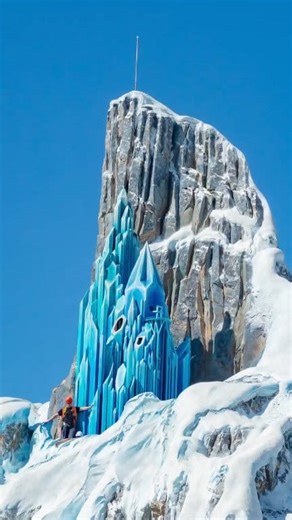 Watch Elsa's ice castle take shape in this exclusive timelapse by Disney Parks ❄️😍 | Theme Park Insanity