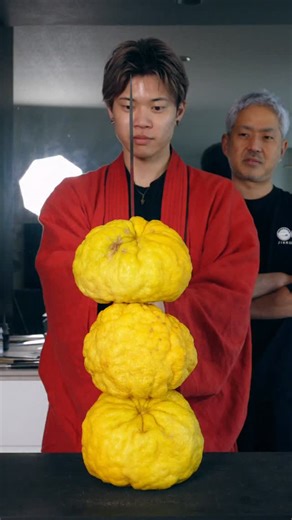 研師Ryota on Instagram: "Cut the Oni Yuzu with the sharp knife🔪✨ #knife #sharpening #sharpener #asmr"