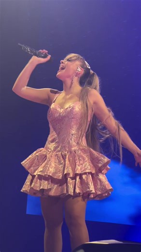 schwarzes herz era war so toll😔✋🏼 @A Y L I V A🎙 #ayliva #aylivaofficial #schwarzesherz #weißeshaus #fürdich