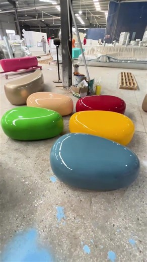 When making fibreglass, make a mould first. After brushing the mould release agent, alternately lay the glass fibre cloth and brush the resin, compact it so that the two are closely combined, and repeat it to the required thickness. After curing, it is removed from the mould, and finally moulded after polishing, trimming and painting. The texture is light and tough, the shape is flexible, and it is widely used in decoration and industry~ #FibreglassCraft #HandmadeCreation