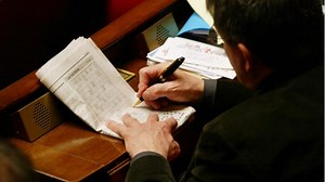 VIDEO - Comment sont inventés les mots-croisés dont vous raffolez tant ?