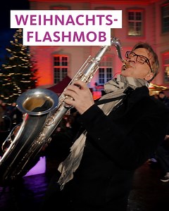 Mit dem Flashmob vom WDR Funkhausorchester kommen Sie spätestens jetzt so richtig in Feiertagsstimmung! "All I Want for Christmas Is You" - was für eine tolle Überraschung für die Besucher:innen des Weihnachtsmarktes auf Schloss Türnich. 🤩🎄 | WDR Funkhausorchester