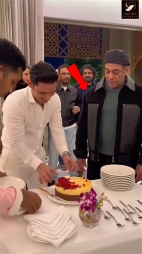 Salman Khan outfit price 🤯 released ⌚ #shortsfeed #salmankhan #outfitprice #shorts #viral #trending