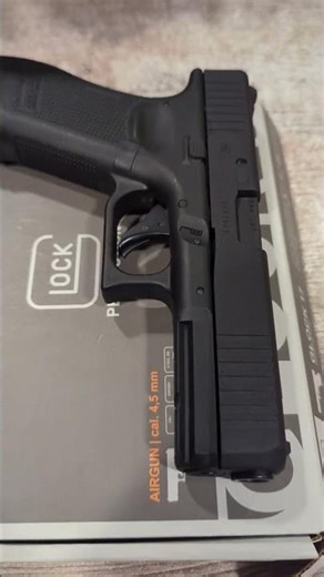 The Glock 17 Airgun: A Casual Shooter's Perspective #trending #airsoft #co2airpistol #glock #short