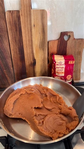 Hallve 😋 Nate e mire Miraxhit: Receta; 2 gota sheqer (gota 200ml) @Mielli Diamond 2 gota uje Vendosim ne zjarr duke perzier qe te na shkrihet sheqeri dhe e leme te valoje. 250gr gjalp 2 gota me miell (200 ml gota) Hedhim gjalpin me tigan deri sa te shkrihet, shtojme miellin dhe duke e perzier vazhdimisht qe mielli te skuqet dhe te marri ngjyre te bukur. Duhet diku te 15 min perzierje. Kur mielli edhe skuqur, shtojme sherbetin e nxehte dhe perziejme mire deri sa masa te trashet. Ju befte mire. #