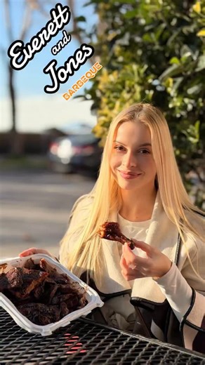 𝚅𝚘𝚕𝚑𝚊 𝙲𝚛𝚎𝚊𝚝𝚒𝚟𝚎 on Instagram: "Stopped by Everett & Jones Barbeque and honestly just enjoyed the moment. Went for the 4-Way Combo — brisket, ribs, chicken, and beef links — simple, comforting, and full of flavor. Potato salad, baked beans, and a little dessert after… exactly what I needed. One of those places you go to for the food and the feeling @everettandjones #BerkeleyEats #BayAreaFood #everettjonesbbq"