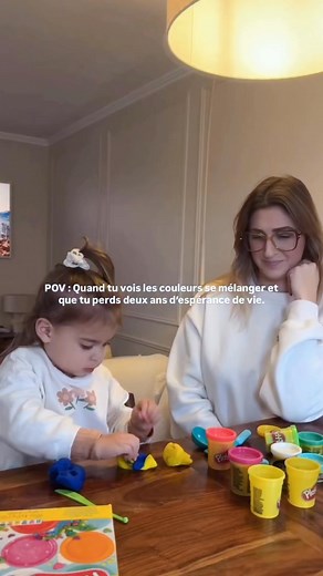 Voilà pourquoi tous les parents finissent avec UNE seule couleur de pâte à modeler 😂 et vous c’est comment à la maison 😅 | Roma Family