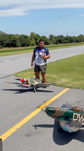 ชมการ Dog Flight กันระหว่าง P40 Phoenix model กับ Spitfire Kyosho #hobby #pongpongkapong #iphone17promax #RC | Pong Pingkapong