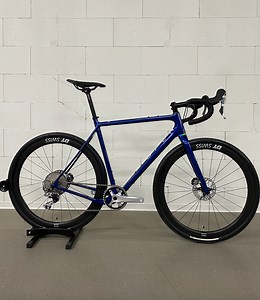 Ein Bike für große Abenteuer: Das NEW U.P. GRX Limited Edition Gravelbike von opencycle.😎 Ein Highlight neben dem exklusiv blau lackierten Carbon Rahmenset ist die limitierte silberne Shimano GRX Gruppe. Ihr Herzstück: die besonders leichte Hollowtech Kurbel. Rahmen und Cockpit überzeugen im cleanen Look dank interner Zugverlegung.🤓🤩 DT Swiss bietet zusammen mit den Panaracer GravelKing Reifen und den GRC1400 Carbon Laufrädern ein leistungsstarkes Chassis, für Gravel Strecken aller Art.🦾 Du 