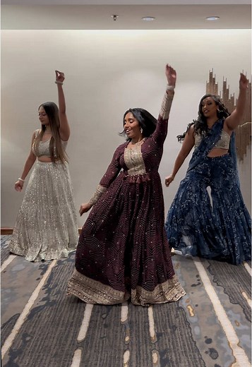 Sassy bridesmaids dances 💁🏾‍♀️ Choreo: me! Mix: Utteeya (full mix from YouTube); concept by @IT #desiweddingdance #desiwedding #dancetok #dancetoks #dancechallenge #desidance #desifashion #bollywooddance #bollywoodsongs