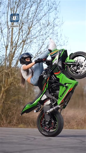 Some very impressive motorbike tricks... don't try these at home! 🏍️🤩 | UNILAD Tech