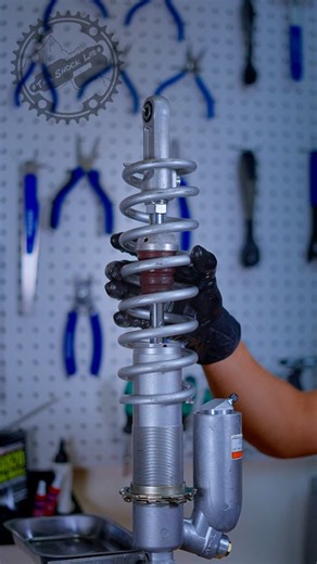 So big 😮 - Part II This is a ~20 year old shock from a Yamaha WR450F, we took it apart so you can see how similar to MTB shocks they can be 👀 Please note, this is a shock we currently have for display purposes ONLY, so there was no point in replacing all the seals, piston band, nut, bumper and bladder ❗ Although the basic layout of this shock can be similar to the Ohlins TTX due to the bladder and the way the sealhead is attached, this shock uses a monotube design like the Marzocchi Bomber CR 