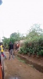 WATCH: Chilenje route "commanders" slap a Flash Bus conductor who paid less than they demanded 😢😢 | Kalemba