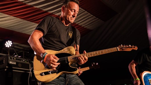 Bruce Springsteen classic 'Born in the U.S.A.' rocks DNC and Tim Walz in Chicago