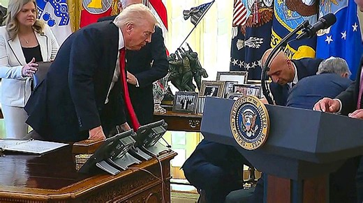 Man collapses in Oval Office as Trump meets with pharmacy executives