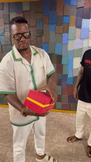 Fally Ipupa a reçu ce soir des mains de Didier cheriz qui était présent à Dar es Salaam son prix de BEST LIFETIME ACHIEVEMENT OF THE YEAR 2025 pour ses 20 ans de carrière solo décerné le 17!decembre 2025 au ZIKOMO AFRICA AWARDS C’est son 97e . | Eddy Badiata