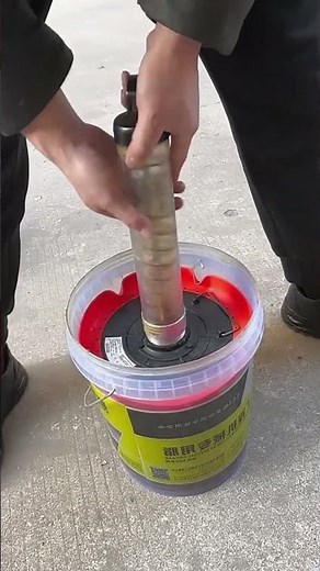 Clever extraction process of butter from the bucket