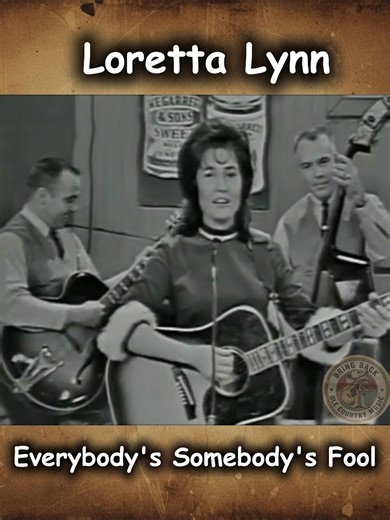 “Everybody’s Somebody’s Fool” – Loretta Lynn is a landmark song in her career and in country music released in 1960. The song delivers a simple but cutting truth: no matter how confident or guarded someone seems, everyone eventually falls for someone who can hurt them. Loretta sings it with a mix of toughness and quiet resignation—already showing the voice that would later make her famous for honest, working-class realism. #country #countrymusic #bringbackolecountrymusic | Bring Back Ole Country