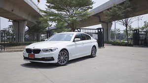 BMW GENIUS REVIEW : BMW 530e HIGHLINE. คุณแบงค์-กฤติณ BMW Genius เพอร์ฟอร์แมนซ์ มอเตอร์ส สาขาจรัญสนิทวงศ์ รีวิว BMW 530e Highline กับ Auto Hold ระบบเบรคมือไฟฟ้าอัตโนมัติ และระบบ Emergency Break ที่คนนั่งสามารถช่วยหยุดรถได้ในสถานการณ์ฉุกเฉิน !! 🆘 หากท่านสนใจข้อมูลทางเทคนิคของ BMW ทุกรุ่น สามารถสอบถามได้กับ BMW Genius ของ เพอร์ฟอร์แมนซ์ มอเตอร์ส ทั้ง 2 สาขา หรือในงาน Bangkok International Motor Show Impact Challenger Hall เมืองทองธานี วันนี้ - 7 เม.ย.นี้ พร้อมรับข้อเสนอพิเศษ เมื่อจอง BMW 🆓 ฟรี! 