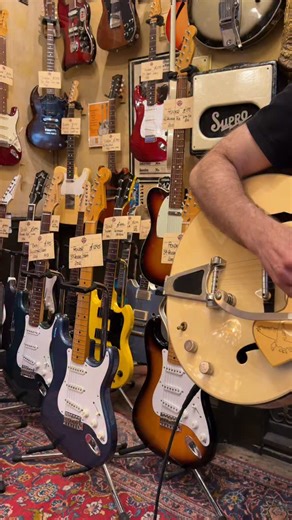 Gretsch? No. Greco? Yes! 🦅 Here’s @jaymehler to tell ya, that this 1988 Greco White Falcon is great! So few of these ever produced, in fact we are yet to find another deep body single cut example out there 🇯🇵 #vintageguitars #vintageguitar #guitars #guitar #whitefalcon #greco #grecoguitars #guitarworld #instaguitar #guitarra #guitarpost #guitarlove #guitarlife #guitarplayer #guitarplayers #fingerpicking #guitarcollection #rareguitar #notomguitars #guitarhero | No.Tom Guitars London