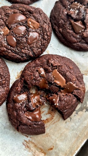 These Double Chocolate Chip Cookies Recipe is definitely a chocolate lover’s dream! Soft, fudgy and with the perfect amount of chew 😋 I made it using cocoa powder from @thecocoacircle_ which is super rich and dark and gives the cookies this amazing flavor! Ingredients • ½ cup (113 g) unsalted butter, partially melted • ¾ cup (150 g) soft brown sugar • 2 tbsp (25 g) fine white sugar • 1 whole egg 1 egg yolk • 1½ tsp vanilla extract • 1 cup 4 tbsp (155 g) all-purpose flour • ⅓ cup (32 g) cocoa po