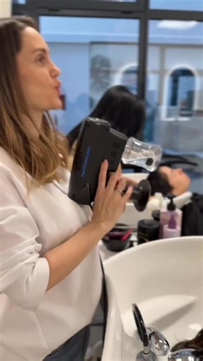 S A Š K I C A on Instagram: "QIQI tretmanom koji smo radile krajem oktobra dobile smo efekat hidrirane, mekanije kose, koja nije više bila naduvana. Ovog puta smo trebale samo još dodatno da je hidriramo Loreal tretmanom i malo skratimo kako bismo je u potpunosti oporavili i osvežili. 😊 Sada samo treba da se nastavi sa izbegavanjem pegle, korišćenjem odgovarajućih preparata za kosu i rednovnim profesionalnim tretmanima. 🥰 #hair #kosa #balayage #frizerinovisad #frizer"