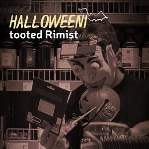 🦇 Komm, pomm või kostüüm? 🧟 Pole veel kostüümipeoks endale midagi selga mõelnud? Pole probleemi. 🎃 Kodus või kontoris puudu Halloweeni hõngu? Saab ikka. 🍬 Tahad ukse taha tulevatele kummitustele rajooni kõige lahedamaid komme jagada? Oota, kuni sa seda valikut näed. 👀 Hüppa läbi lähimast Rimist või telli e-poest 👻 rimi.ee/epood/ee/halloween | Rimi Eesti