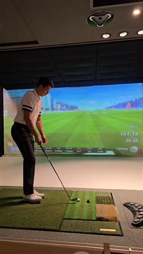 7i in screen golf . Loft angle 34 degrees ⧸ Distance 174yd . dynamic gold s200 120g #fblifestyle | Golf Guy 92
