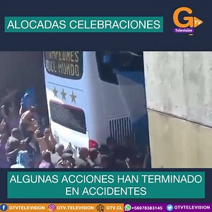 Desde hinchas saltando desde un paso sobre nivel hasta otro en la cima del obelisco. Las alocadas celebraciones de los argentinos tras la obtención del título mundial. | GTV Televisión