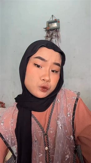 @tiaraayalia | 🖤🌷 #makeup #makeuptutorial #makeuppakekaki #cerebralpalsy #tiaraayalia | Instagram