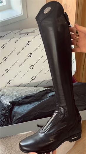 홋홖홧홡홖홣황홞 홋홖홨홨홞홤홣 홆-혽홤홤황홨  Crafted from buffalo leather with Michelin...