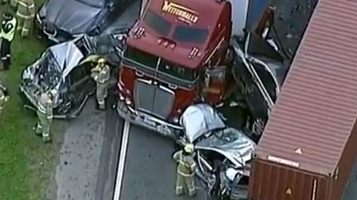 Horror smash closes Monash Freeway (ABC News)