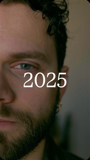 David Stelmaszyk - Photographe Vidéaste on Instagram: "Quelle année… 2025 a été une année mouvementée et incroyable ! En terme de chiffres, 2025 c’est : - 64 projets pros : avec aujourd’hui des clients de plus en plus réguliers, des nouveaux clients et surtout deux nouveaux domaines, l’architecture d’intérieur & les mariages. Tous ces nouveaux projets sur lesquels vous êtes déjà tellement nombreux à me faire confiance ! - 46 projets personnels : et ça c’est beau. Nous sommes presque à une égalit