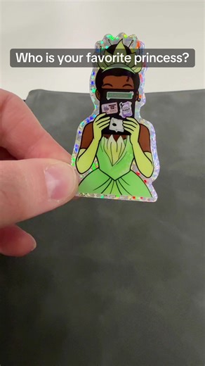 ✨ Obsessed is an understatement ✨ This princess sticker is everything — beautiful, sparkly, and full of charm 💚👑 The holographic shimmer catches the light so perfectly, and the details are just stunning. She’s the kind of sticker that instantly elevates your journal, planner, laptop, water bottle, or sticker collection. If you love princess vibes with a modern, cozy aesthetic… this one’s a must ✨ Perfect for: 💚 Journaling & planners 💚 Sticker collectors 💚 Gifts for princess lovers. 💚 Kindl