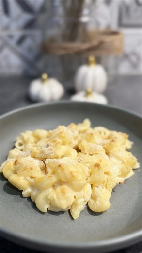 Sandrine | Flosette 🌸 on Instagram: "🧀 Du fromage qui file, des pâtes ultra crémeuses et une sauce maison irrésistible… Ce mac and cheese, c’est le plat réconfort ultime quand t’as envie de te faire plaisir sans passer 3h en cuisine 🤍 Simple, rapide et tellement gourmand… Autant te dire qu’il ne fait jamais long feu à la maison 😋 👉 Sauvegarde la recette pour la refaire 👉 Like si toi aussi tu es team fromage 👉 Dis-moi en commentaire si tu préfères avec ou sans chapelure croustillante 👇. #