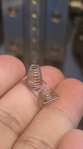 The production process of battery springs, small springs that are very common in life. #springs #springmaking #springmaker #springmanufacturer #springmanufacturing #production #manufacturing #engineering #steel #mechanical #mechanicalengineering #industrial #springfactory #automated #robotics #wind #machines #springmachine | Hengsheng Spring