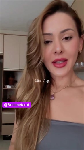 🚨 VOCÊ VIU SÓ UM PEDACINHO… O RESTO TÁ NOS STORIES! 👀🔥 Postei um vlog mostrando as receitinhas secretas da Potência Blindada 😏✨ Mas aqui é só a prévia… Se você quer ver o passo a passo completo, os ingredientes e como preparar do jeito certo, corre agora pros meus stories porque já está lá! ⏳ ✨ Aproveita e corre logo porque dura só 24 horas e não ficará salvo. 🔮 Consultas e leituras particulares: 📲 (66) 99292-8091 #betinnetarot #ritualcoletivo #dicasdabrubetinne #minivlog #receitinhascasei