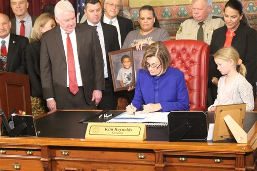 Iowa governor signs hands-free driving bill into law