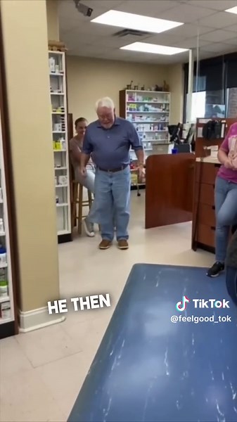 He forgot how to skip 😂 #funnyvideos #wholesomemoments #forgothowtoskip #skipping