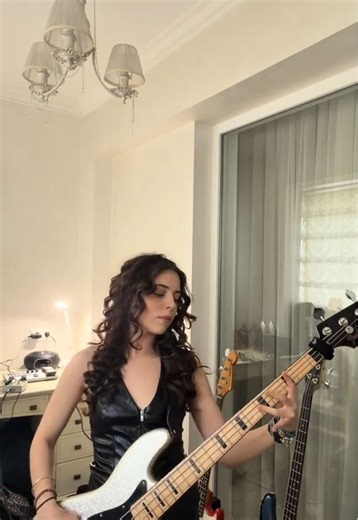 Supermassive Black Hole - Muse. New to the EHX Bass Big Muff 😅 Tips are welcome!! #basstok #bassguitar #fender #muse #fypシ゚viral