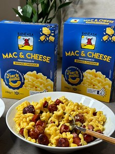 3.1K views · 833 reactions | ✨ Mac&Cheese Cheddar cu cârnați! O combinație savuroasă de paste cremoase cu un sos de brânză bogat și cârnați rumeniți!  ✨ Cârnații adaugă un plus de savoare și gust, fiind perfecti pentru a echilibra cremozitatea brânzei. Se prepară extrem de rapid și în doar 10 minute, masa este gata! 奈Enjoy!  | Paste Baneasa | Facebook